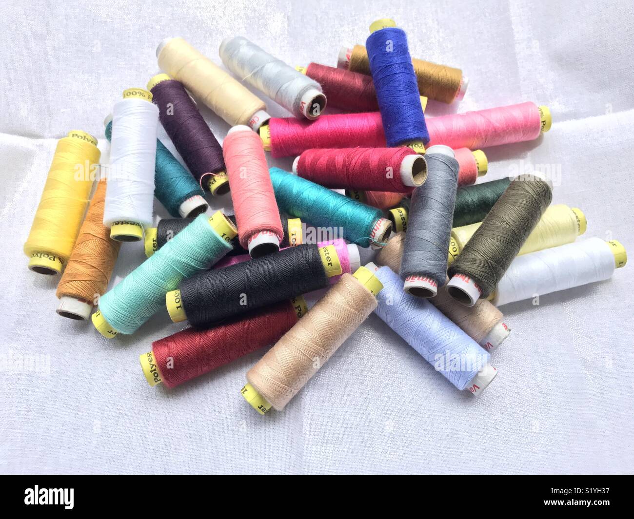 Colour threads hi-res stock photography and images - Alamy