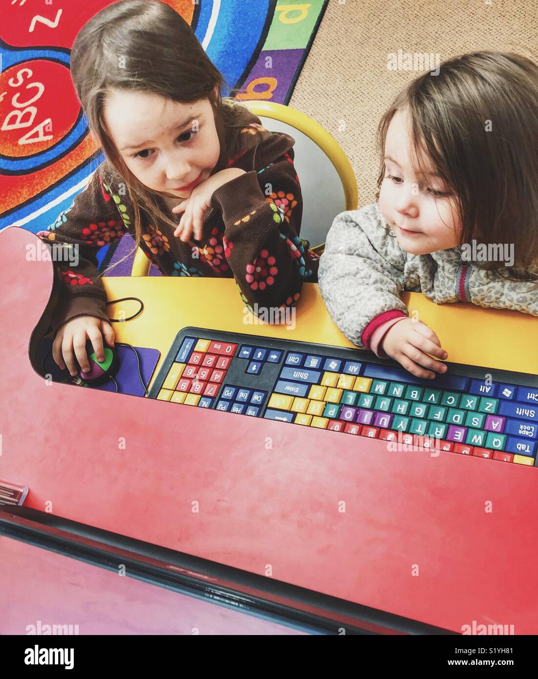 Children library computer hi-res stock photography and images - Alamy