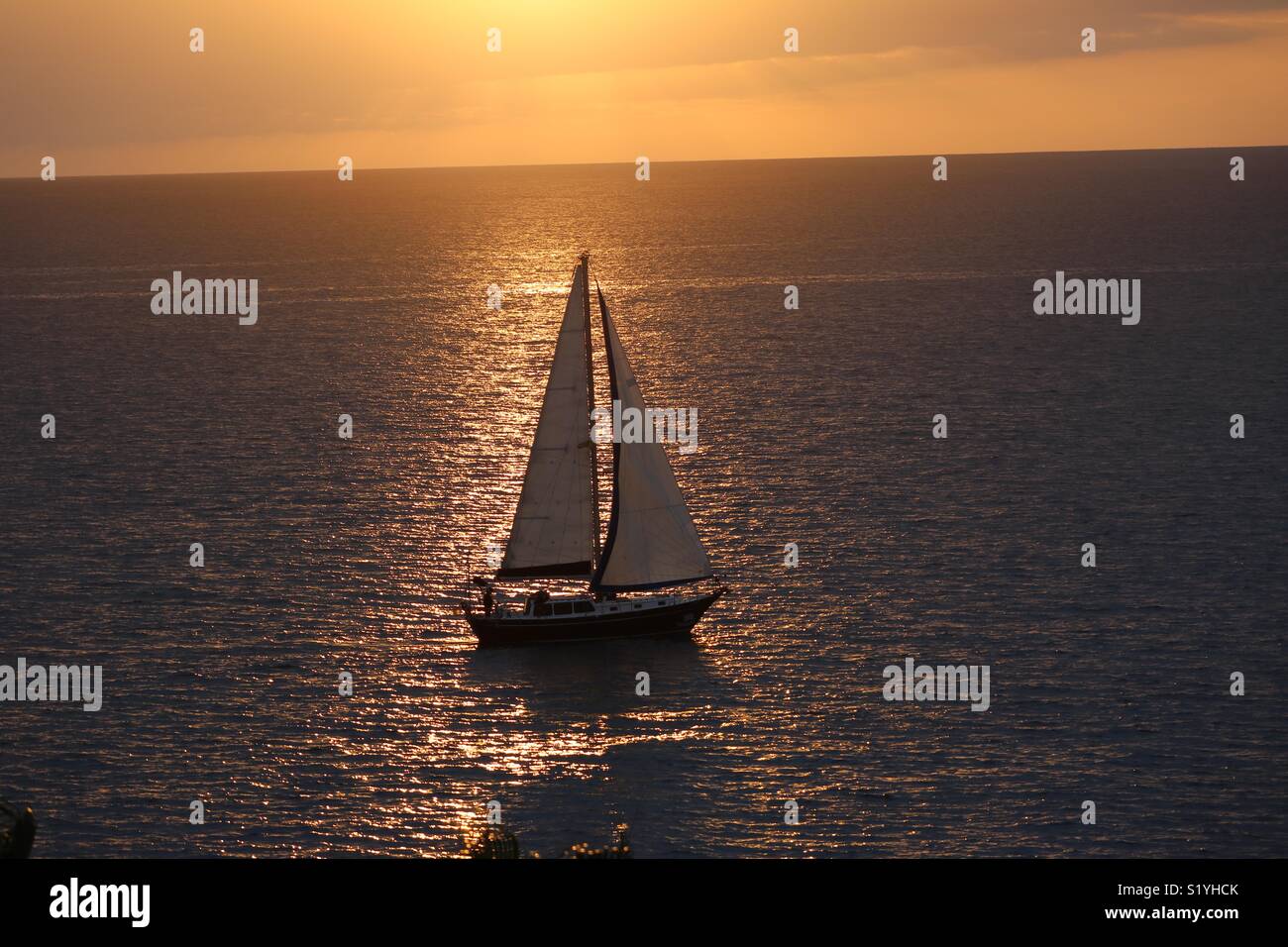 Sailing into the sunset hi-res stock photography and images - Alamy