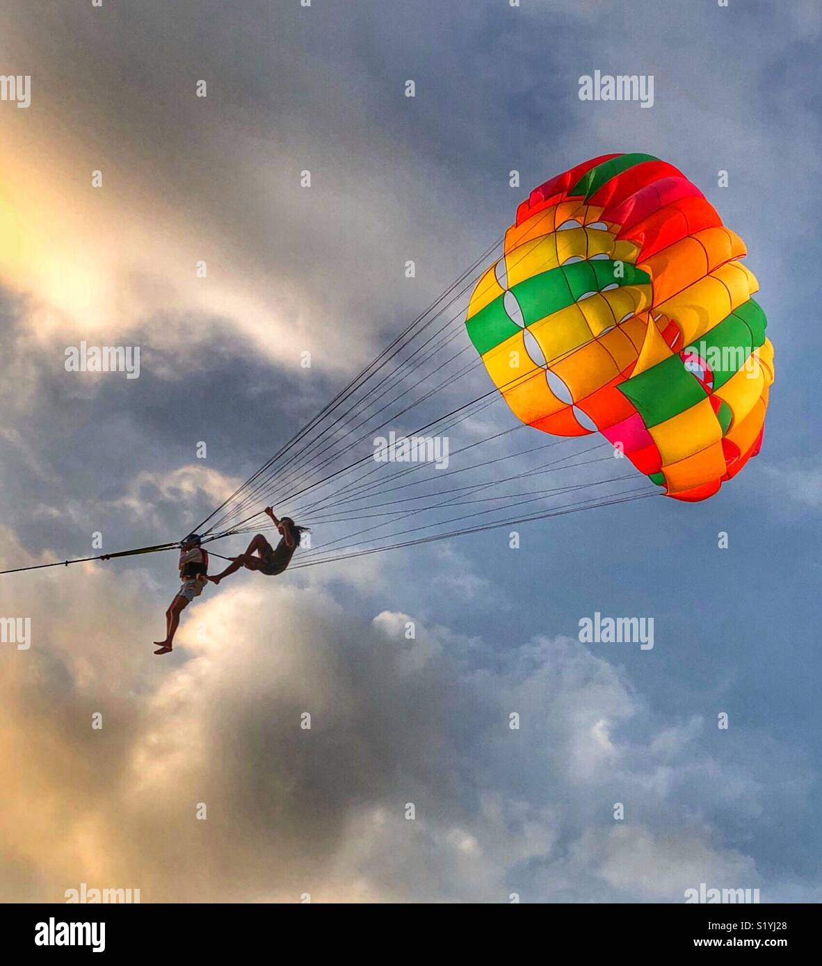 Two parasailing hi-res stock photography and images - Alamy
