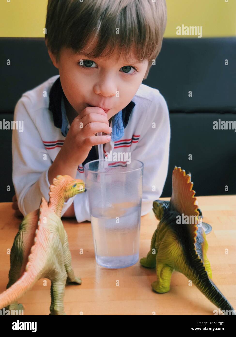 Kids drinking water hi-res stock photography and images - Alamy