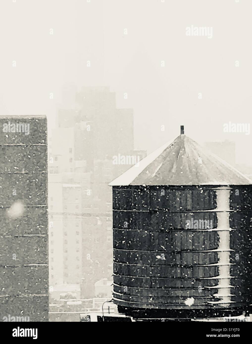 New york rooftop water tower hi-res stock photography and images - Alamy