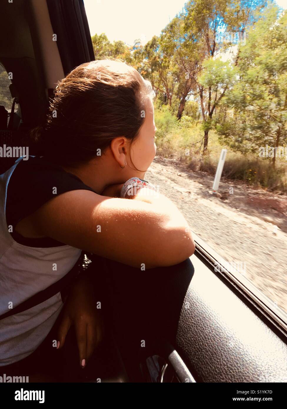 Little girl looking out car window Stock Photo - Alamy