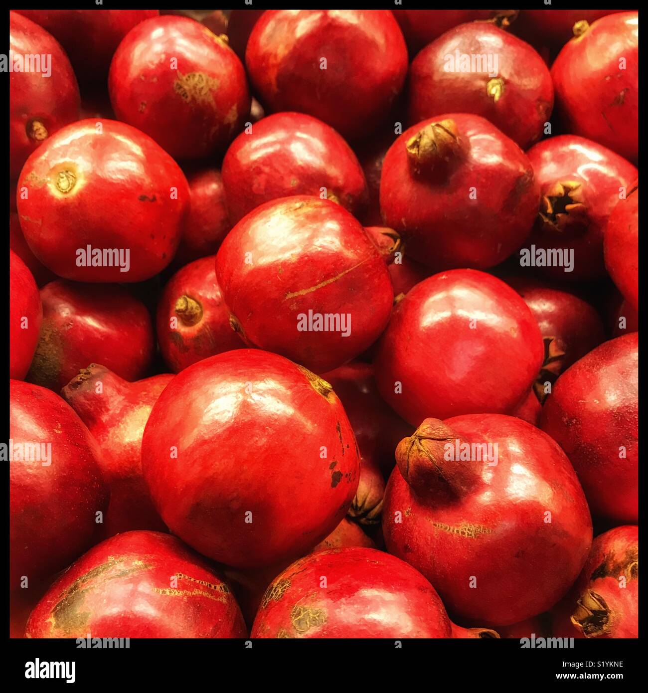 Pomegranates in supermarket Stock Photo - Alamy