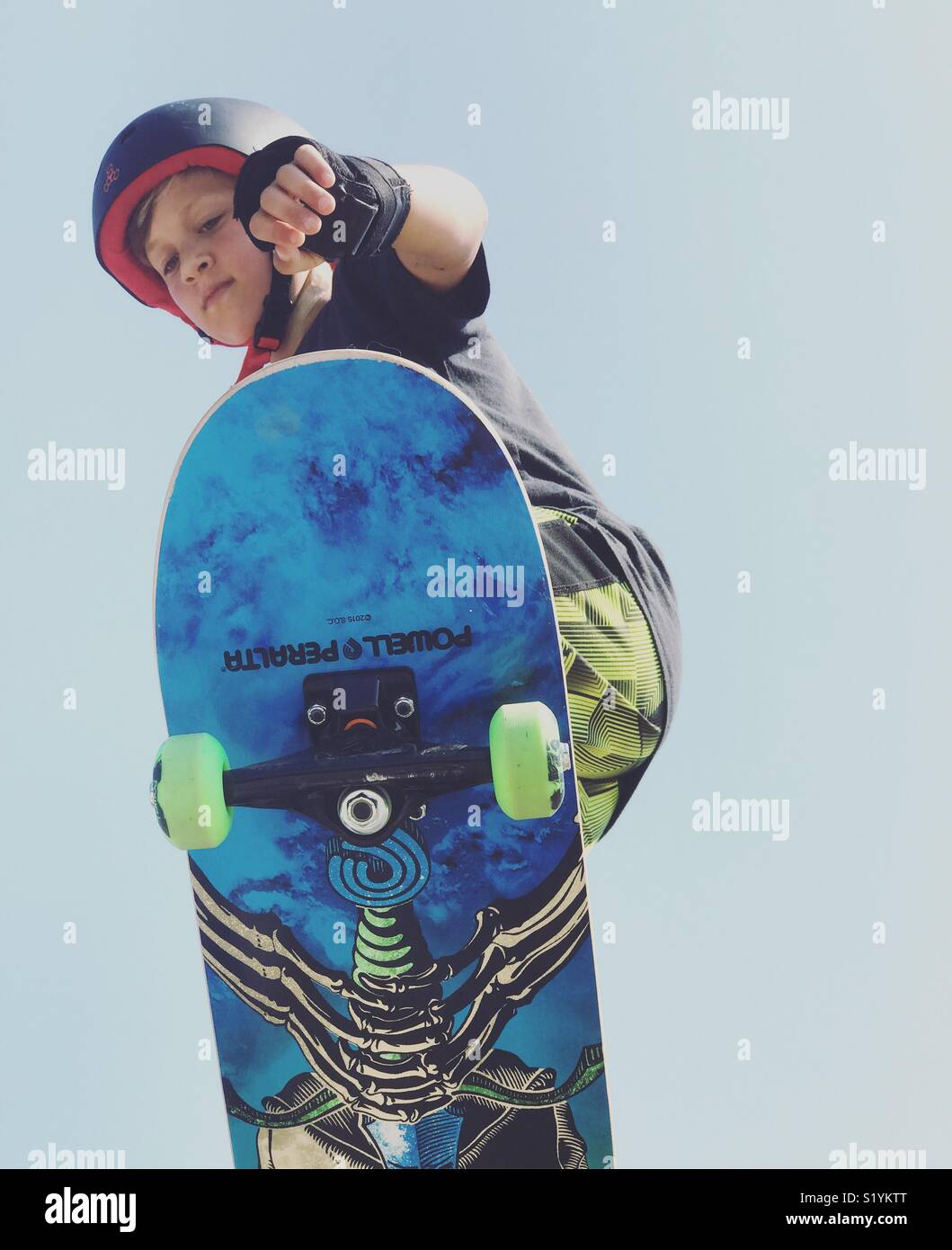 Boy on skateboard hi-res stock photography and images - Alamy