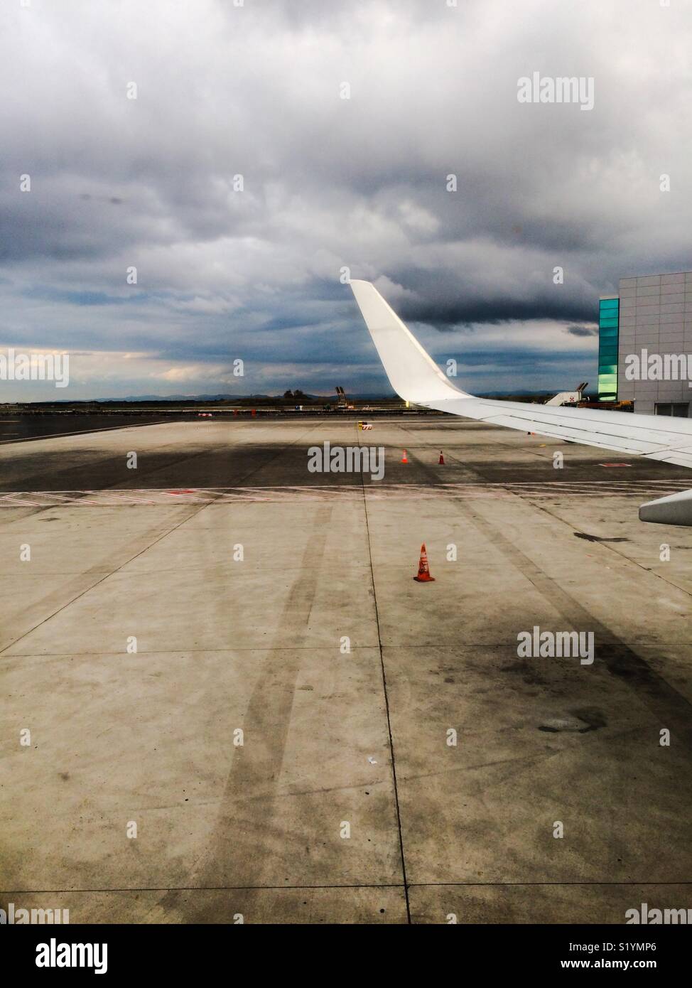 Airplane wing in an airport hi-res stock photography and images - Alamy