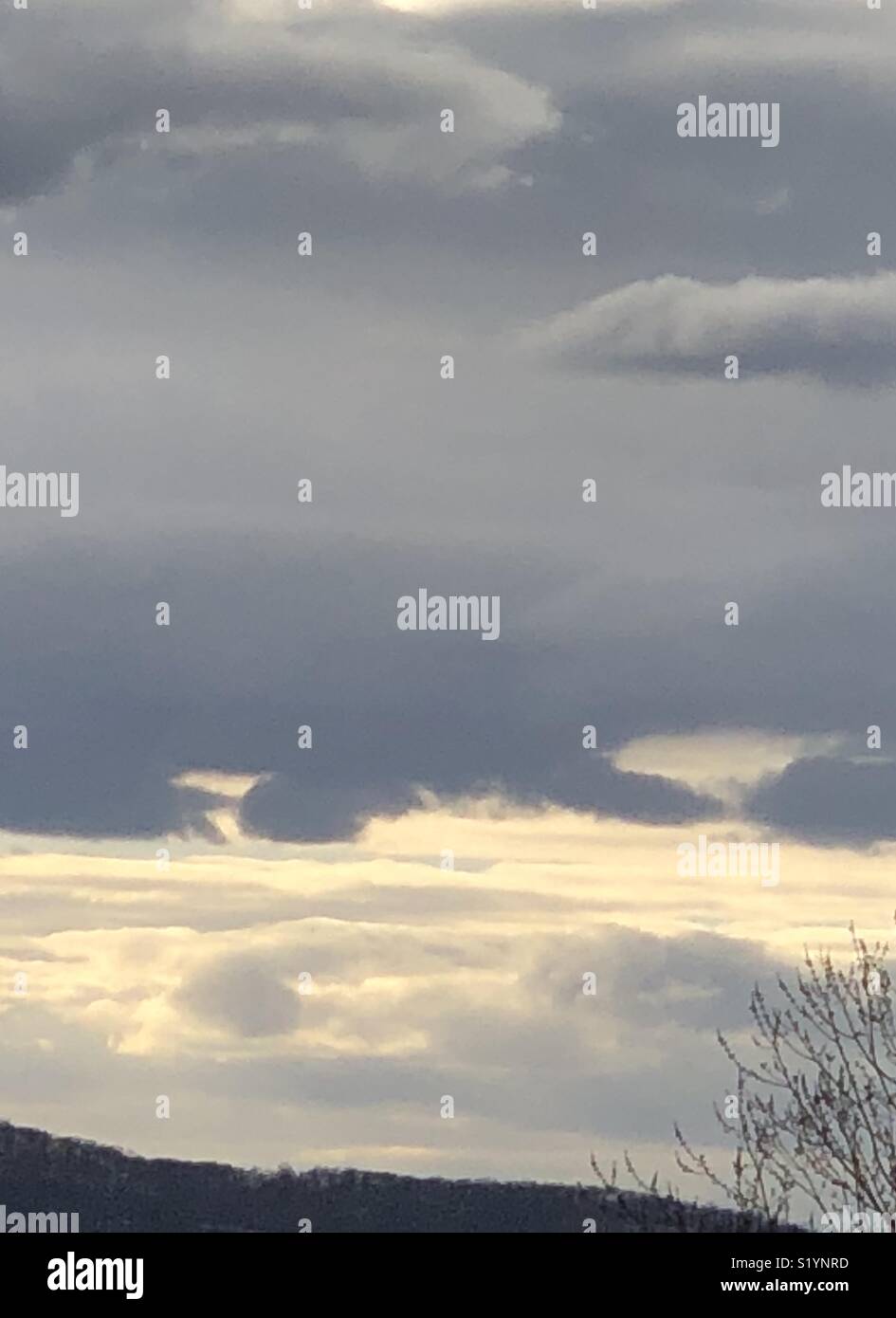 Bright grey sky hi-res stock photography and images - Alamy