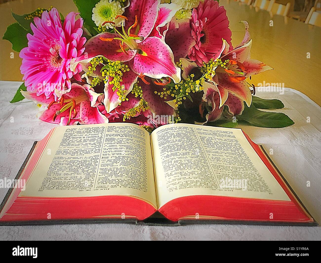 Flowers with bible hi-res stock photography and images - Alamy