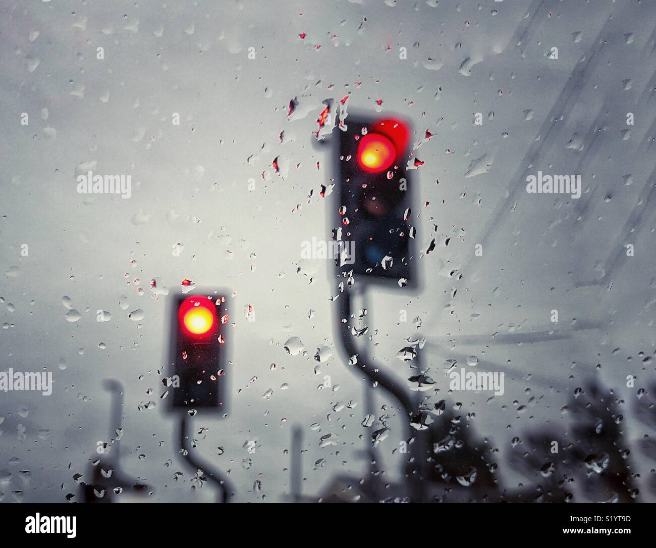 Red traffic lights hi-res stock photography and images - Alamy
