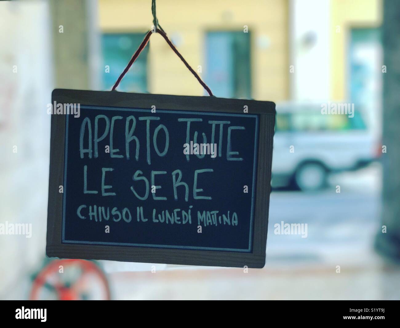 Bar and restaurant closed sign hi-res stock photography and images - Alamy