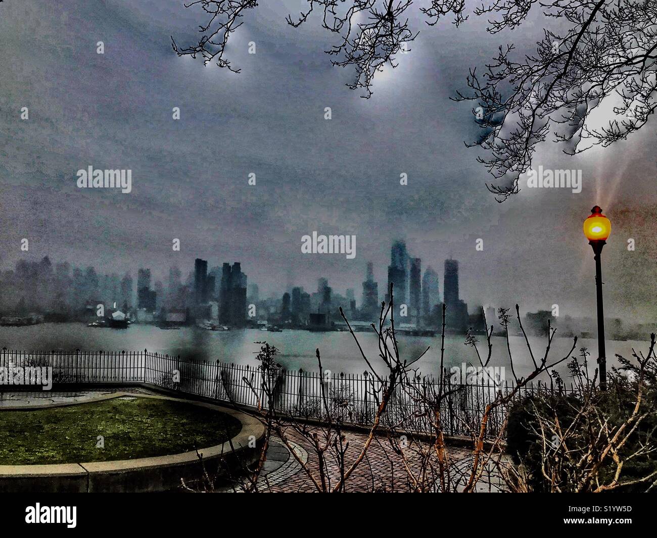 Grey day in new york city hi-res stock photography and images - Alamy