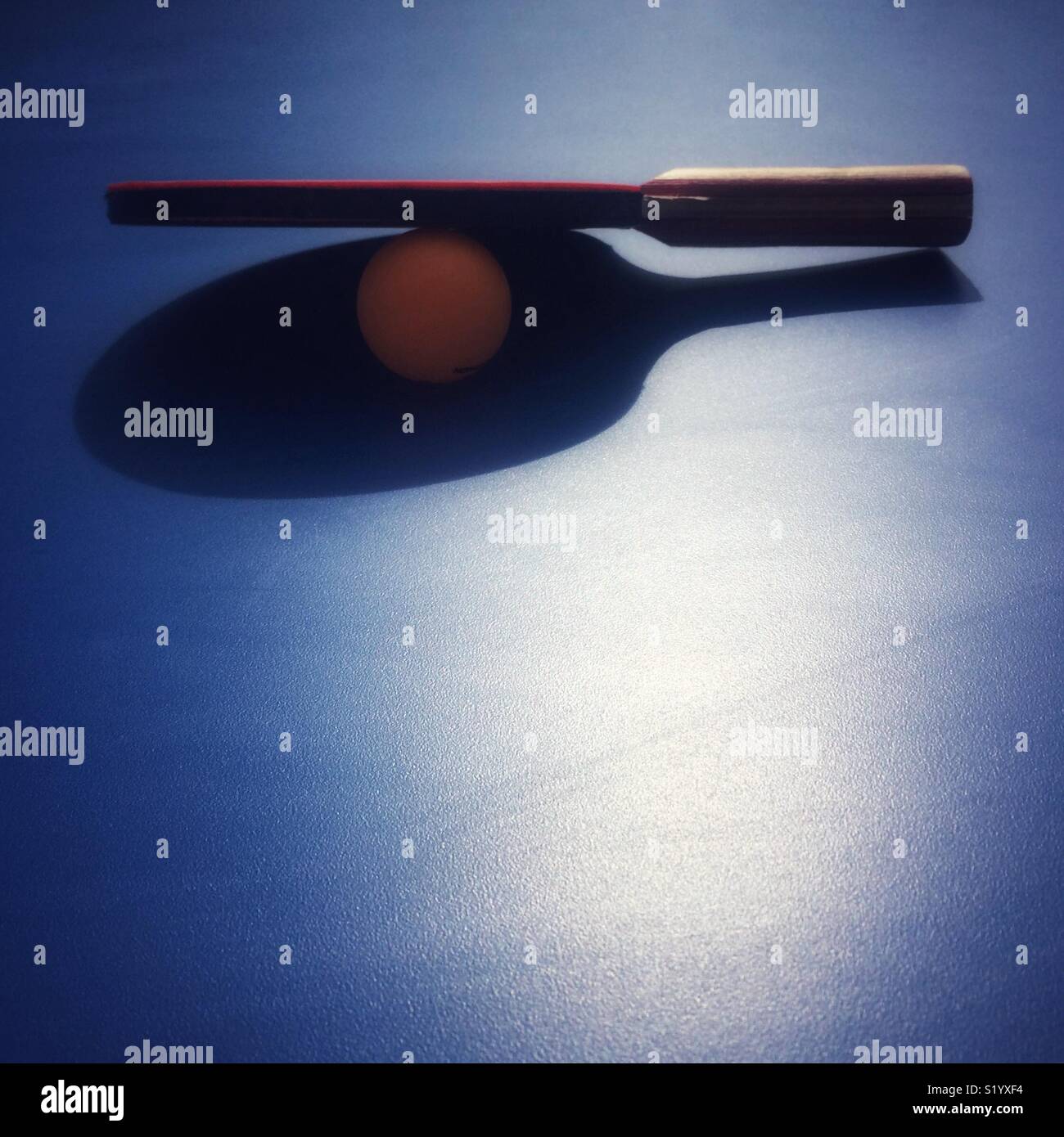 Ping pong paddle and ball Stock Photo - Alamy