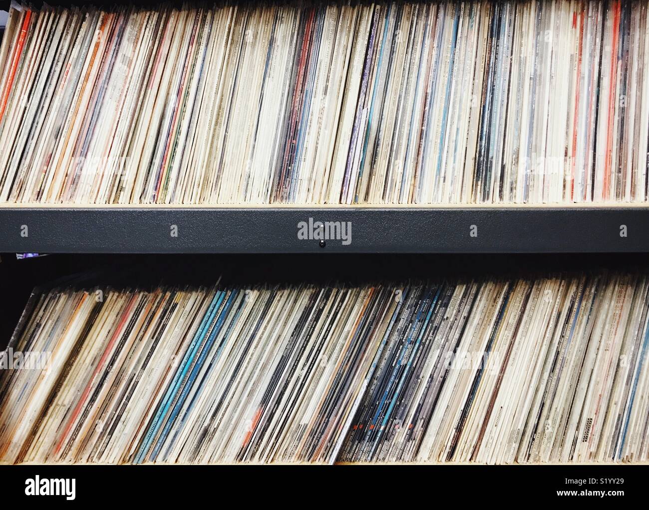 Record shop vinyl hi-res stock photography and images - Alamy