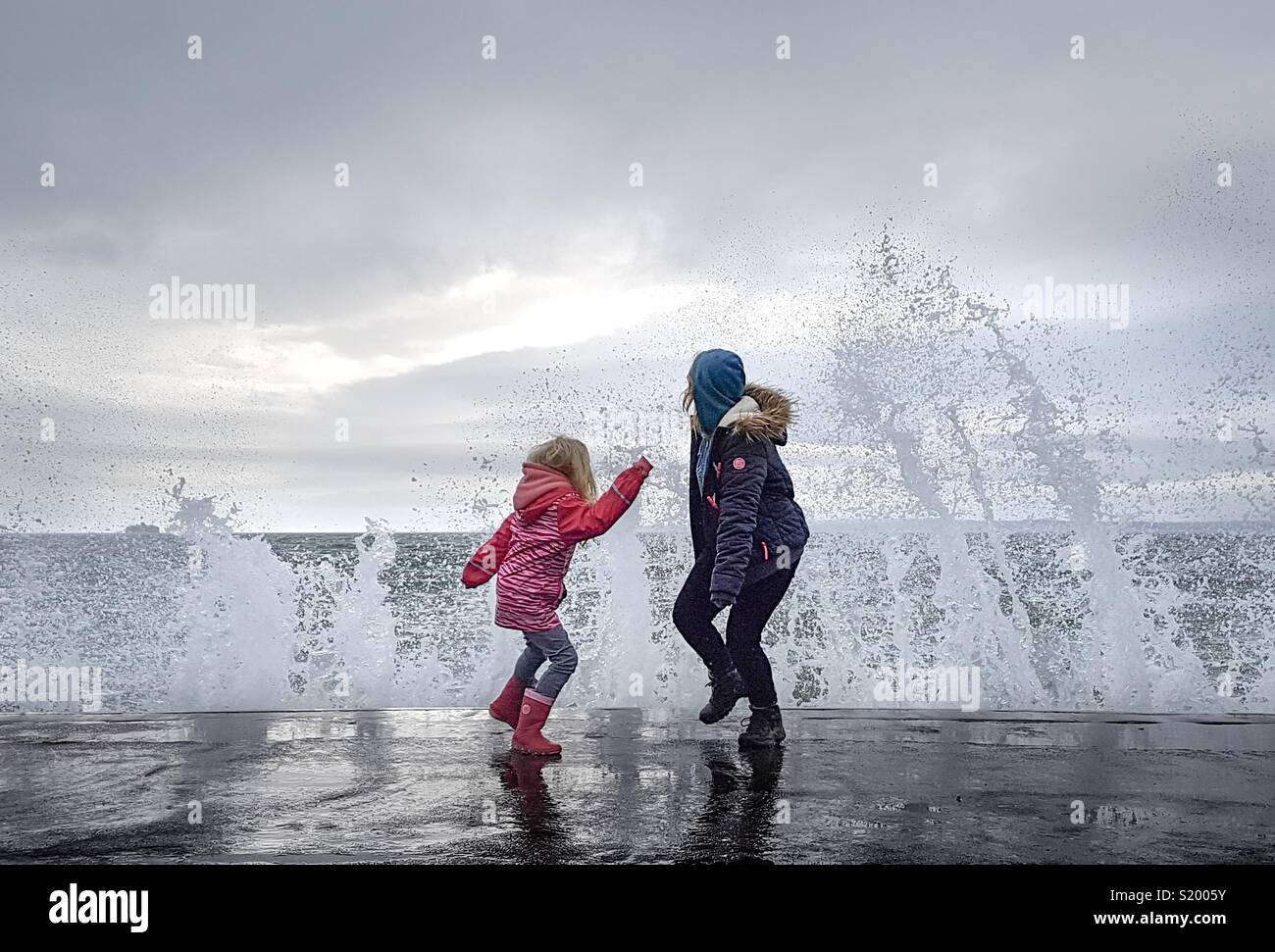 Kids playing with waves hi-res stock photography and images - Alamy