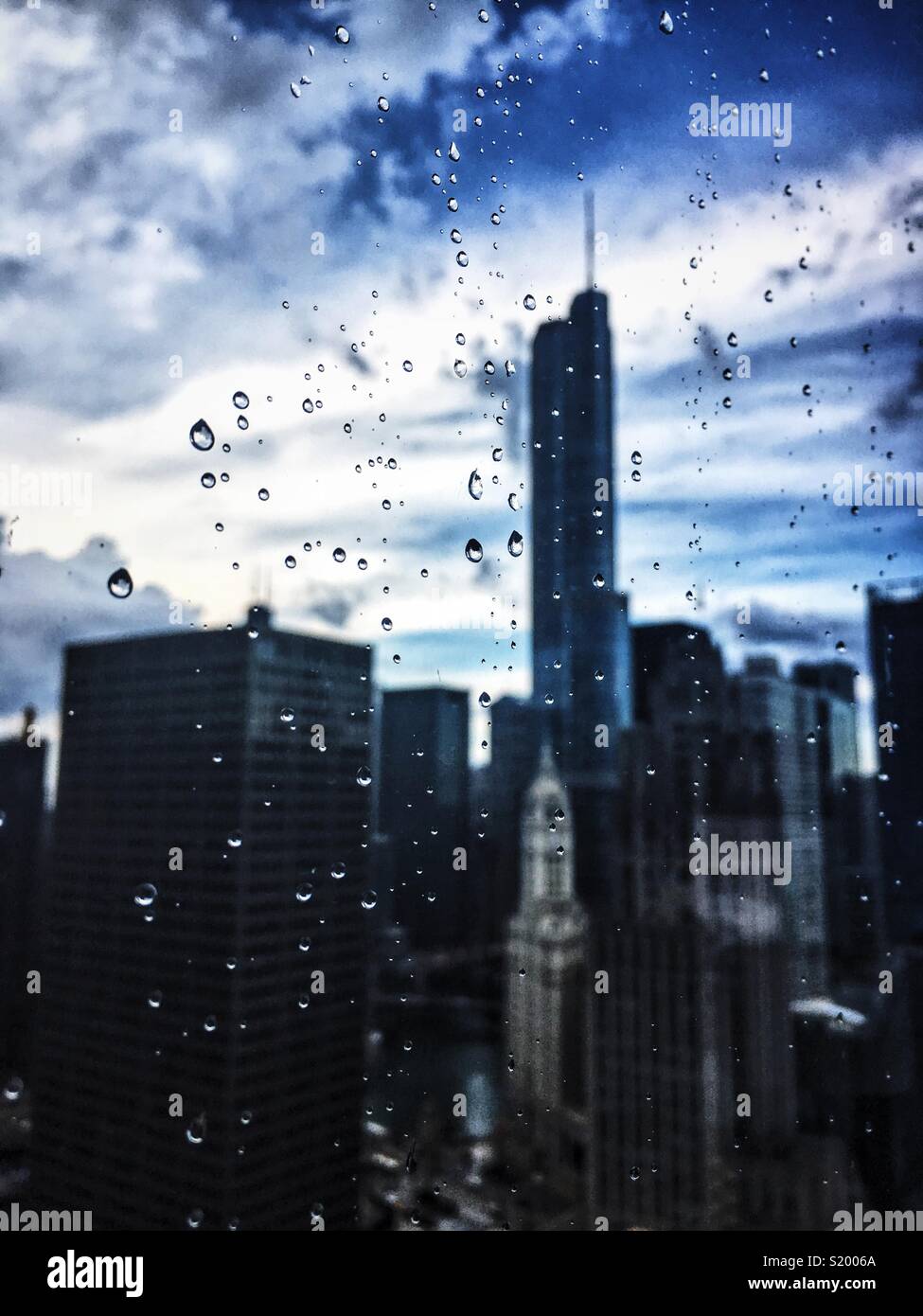 Rain skyscraper weather hi-res stock photography and images - Alamy