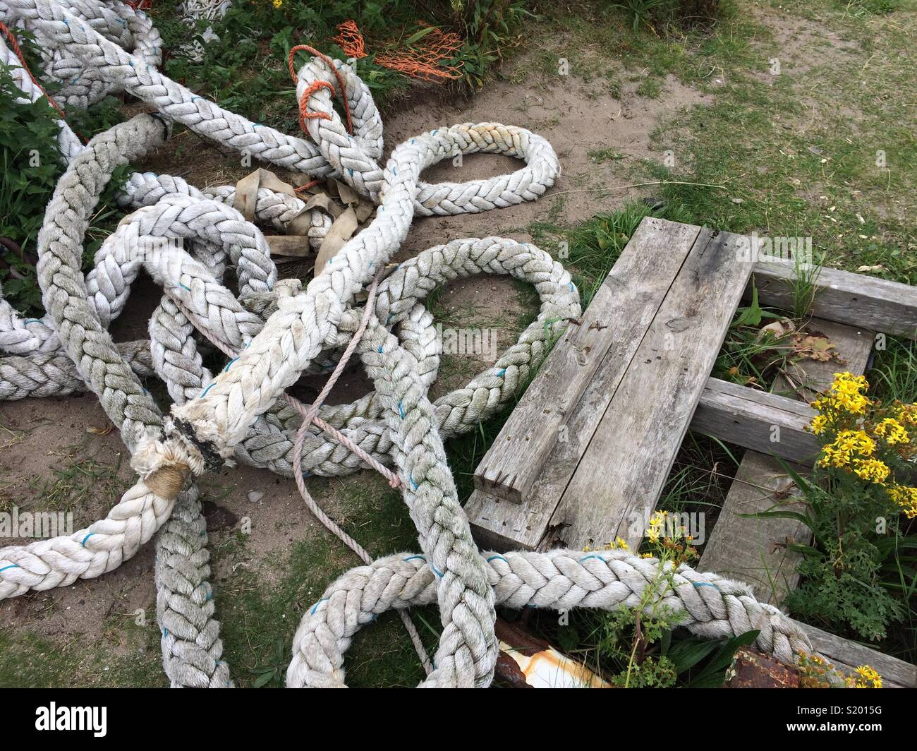 Broken rope hi-res stock photography and images - Alamy