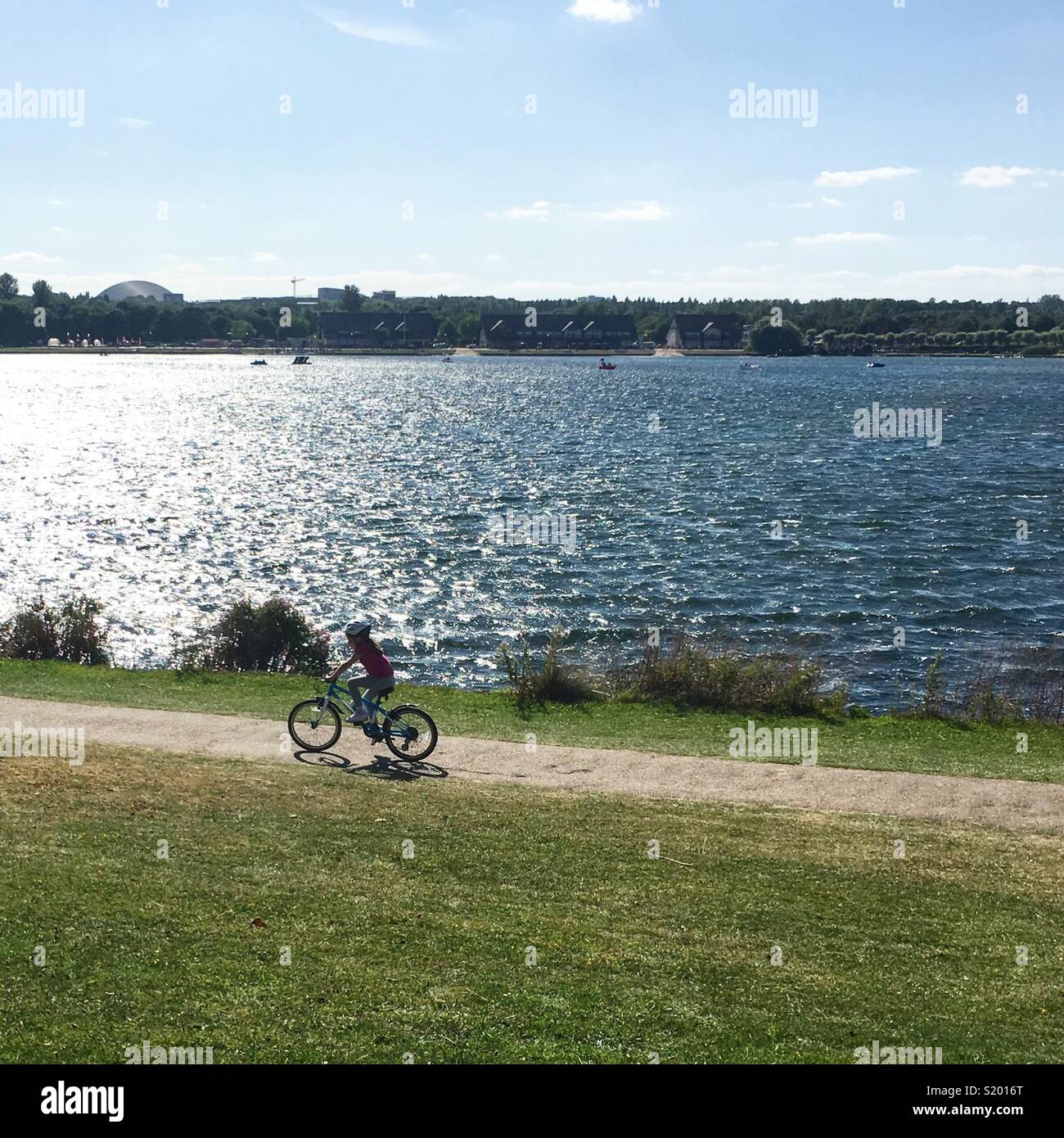 Cycling by a lake hi-res stock photography and images - Alamy