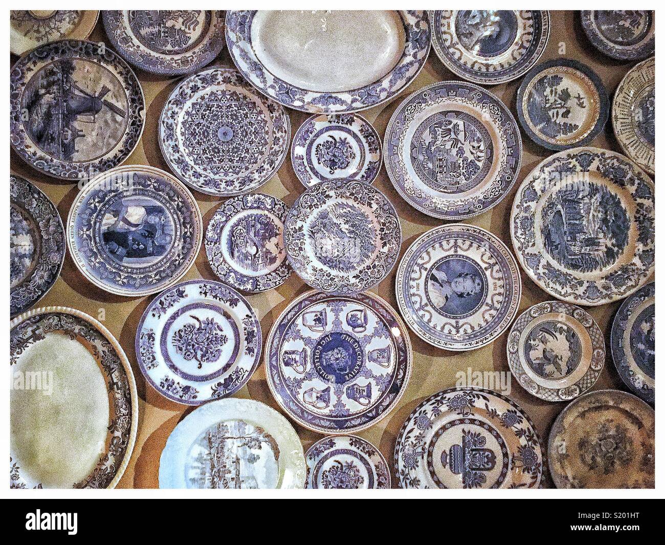 Blue plates hi-res stock photography and images - Alamy