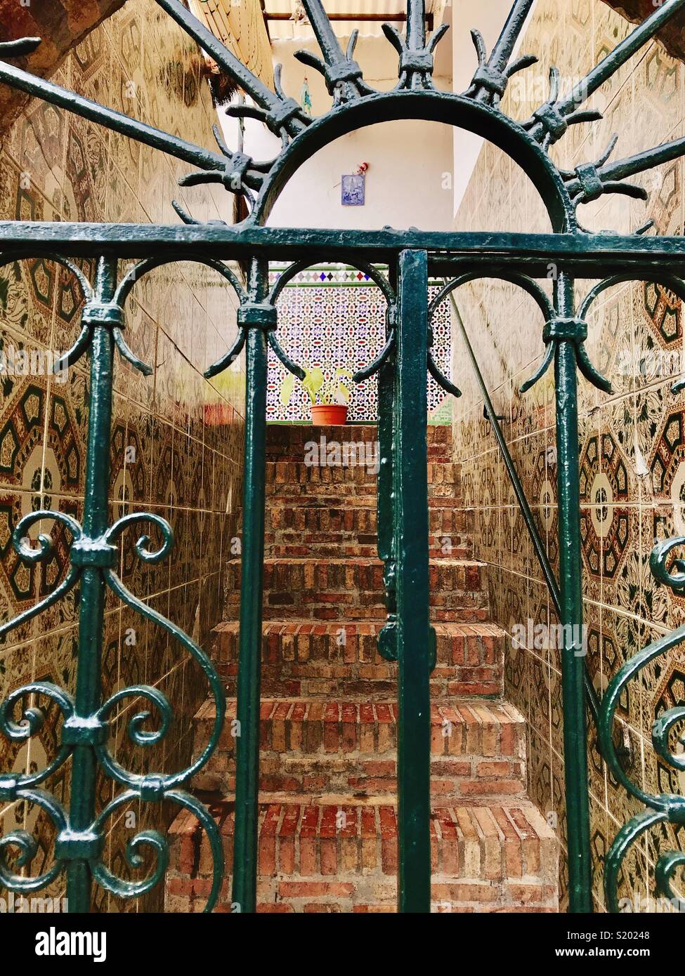 Granada, house entrance gate Stock Photo - Alamy