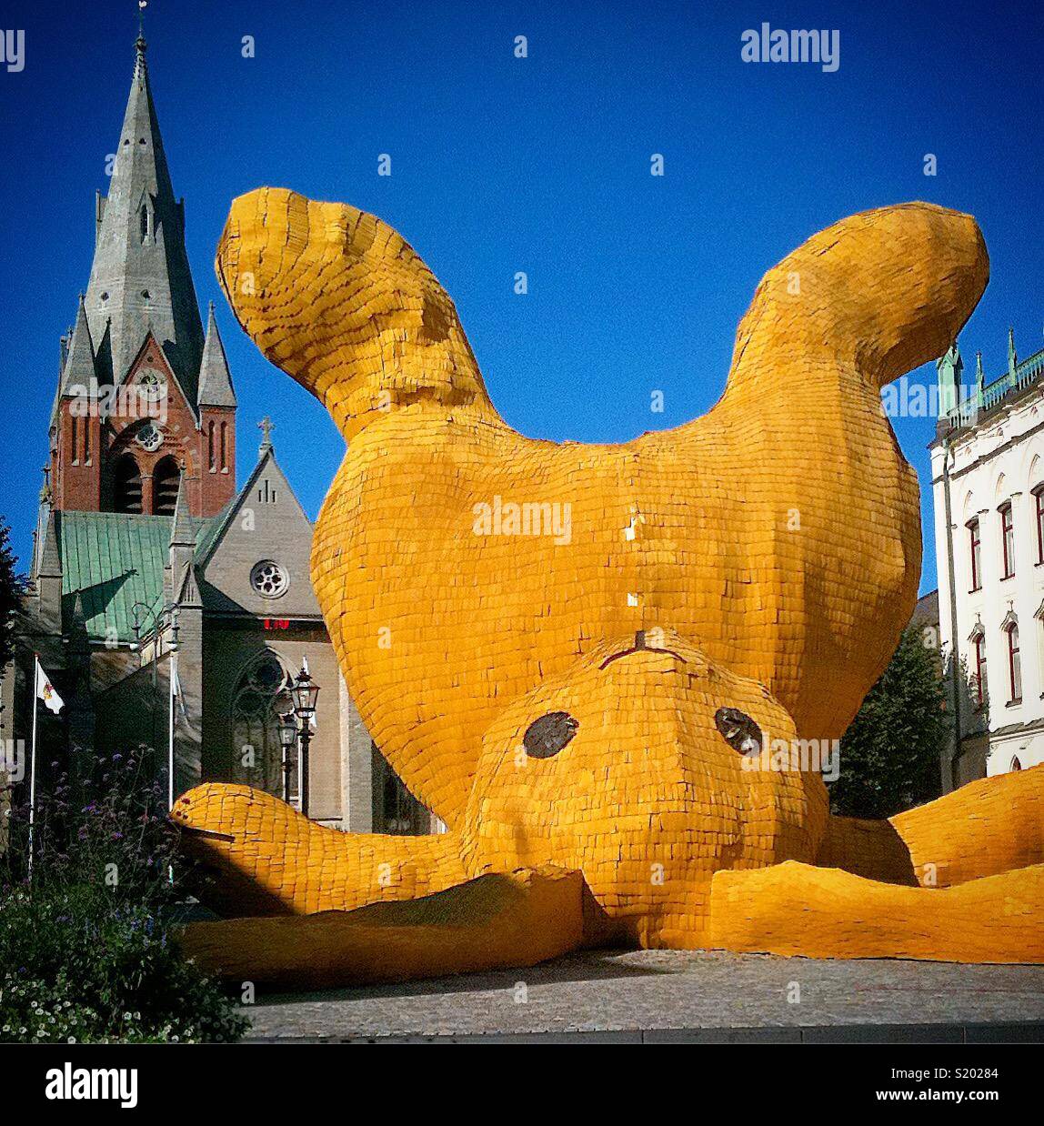 Floren­tijn Hofman’s Big Yellow Rabbit, Open art, 2011, Örebro, Sweden ...