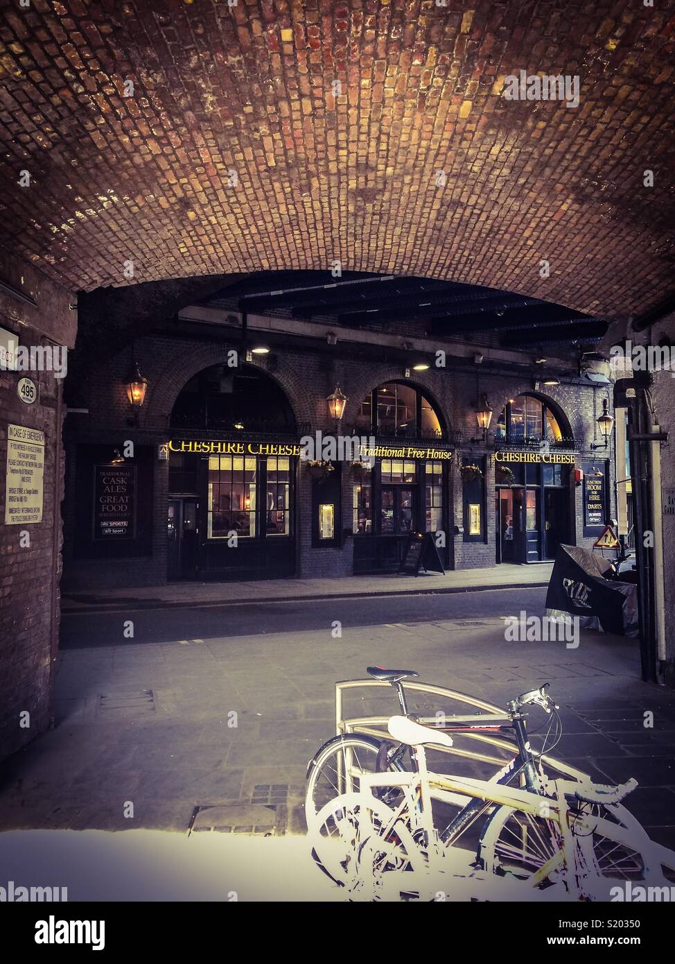 London bridge pub hi-res stock photography and images - Alamy