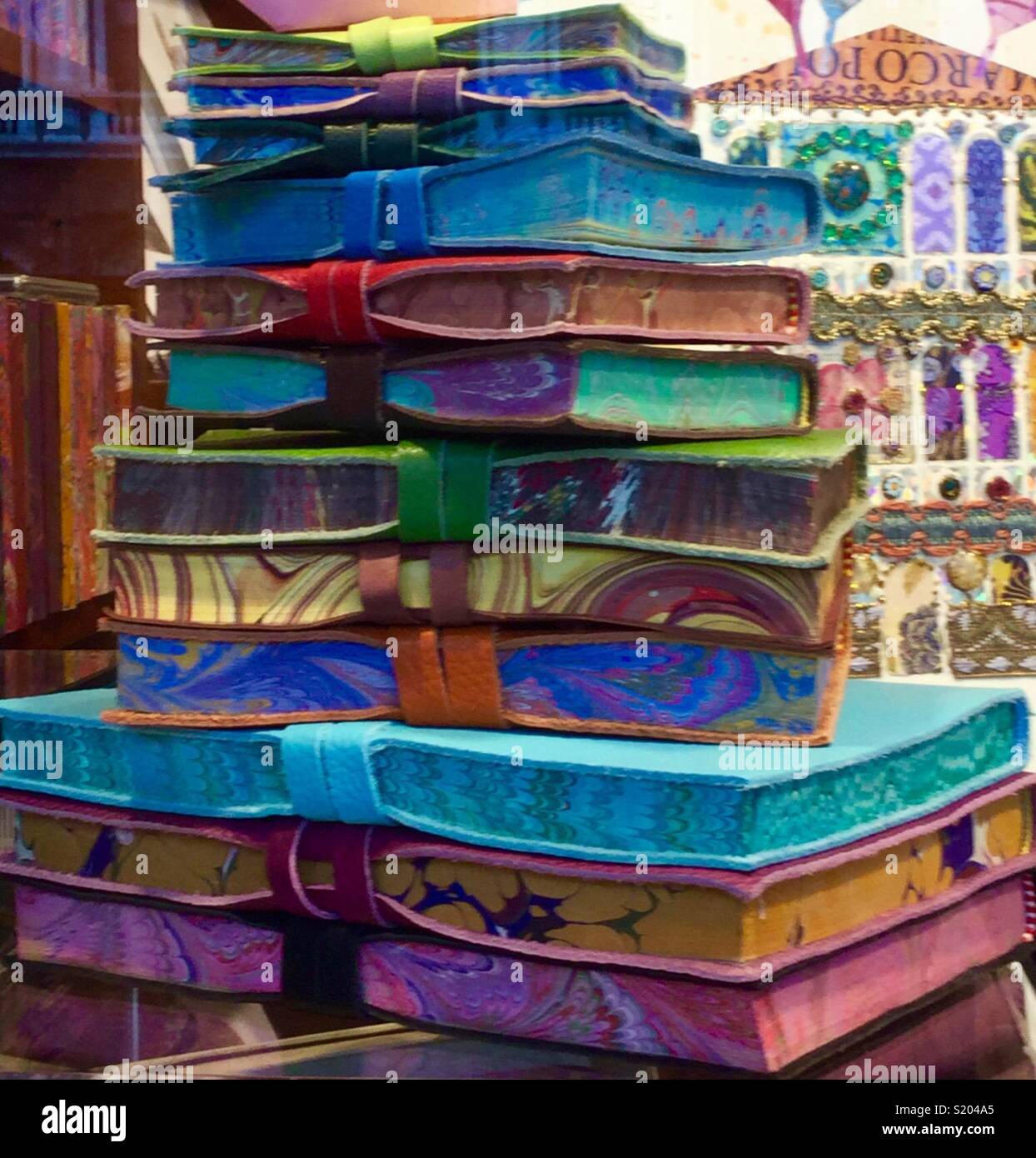 Leather bound books hi-res stock photography and images - Alamy