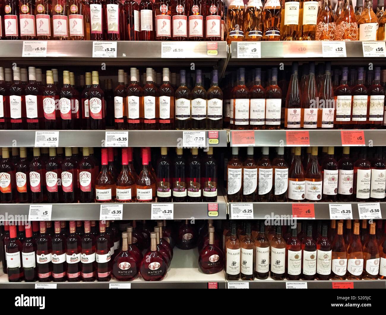 Rows of rosé wine in supermarket Stock Photo - Alamy