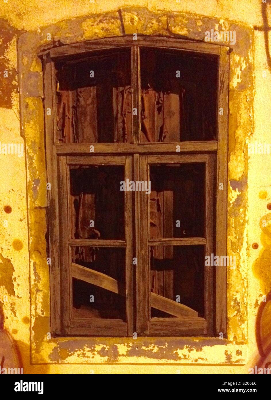 Derelict window in abandoned Portuguese building Stock Photo - Alamy