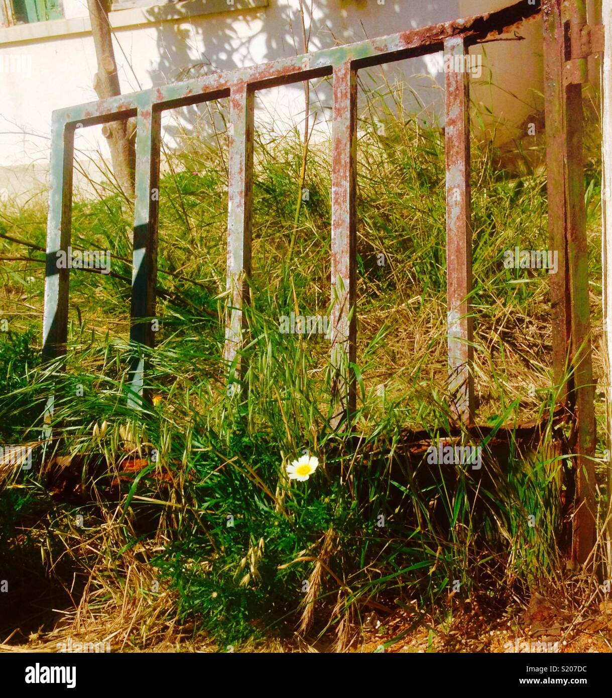 Rusty gate hi-res stock photography and images - Alamy