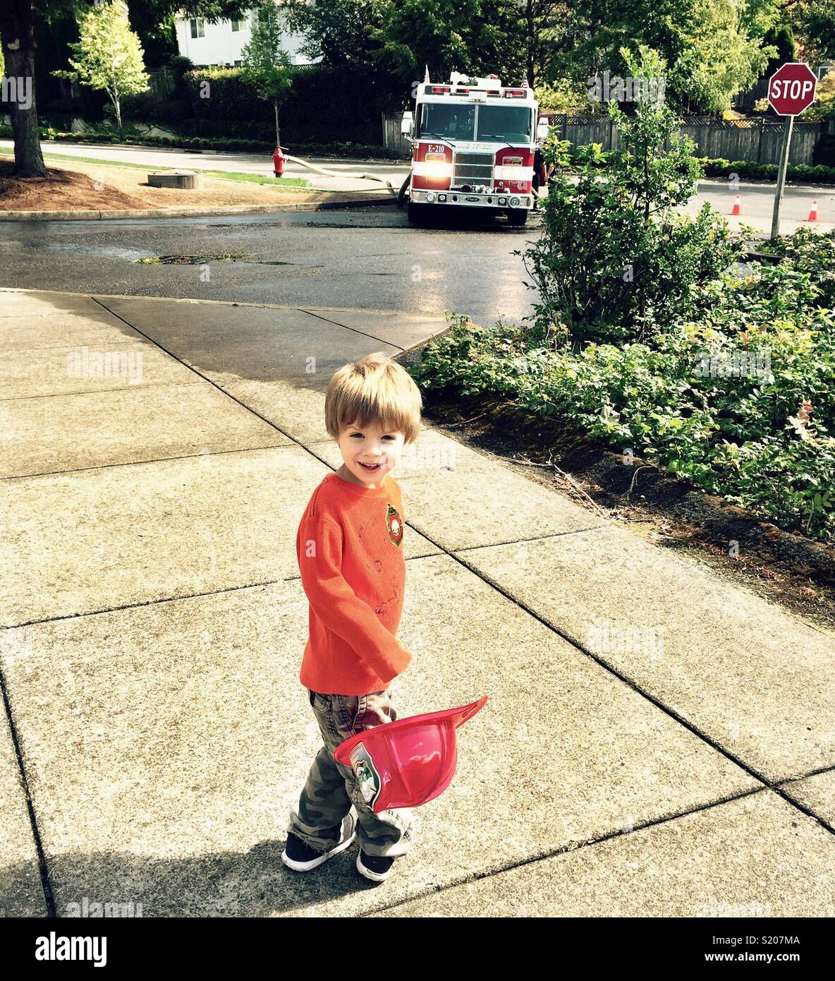 Little boy smiling at fire truck Stock Photo - Alamy