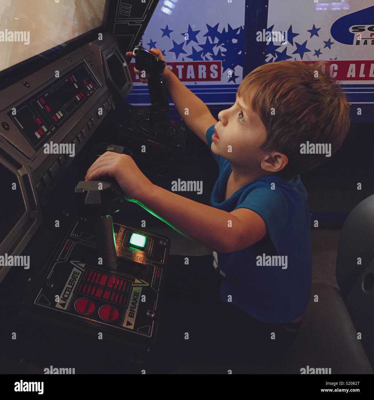 Kids at an arcade hi-res stock photography and images - Alamy