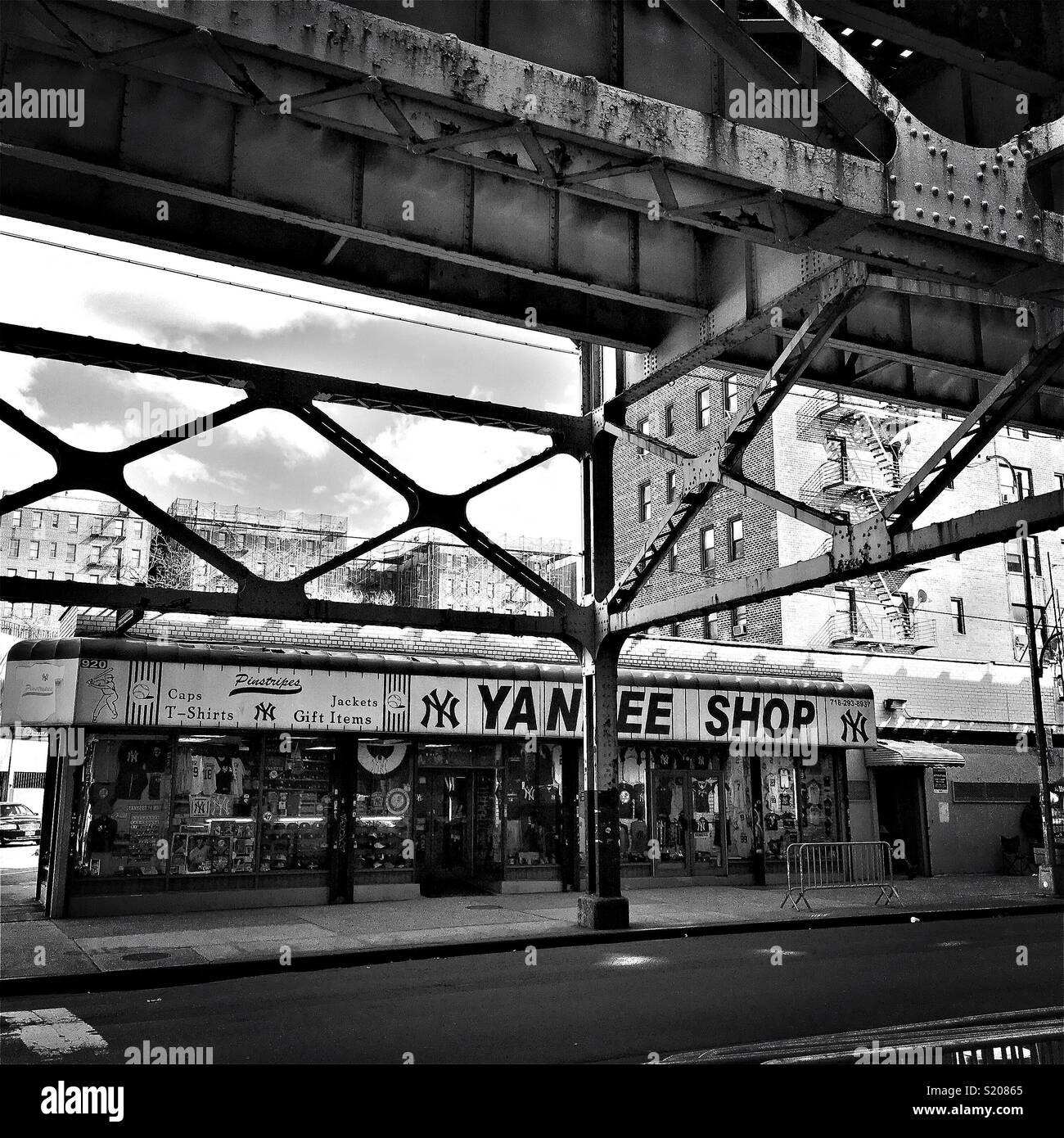 Yankee shop outside Yankee Stadium Stock Photo - Alamy