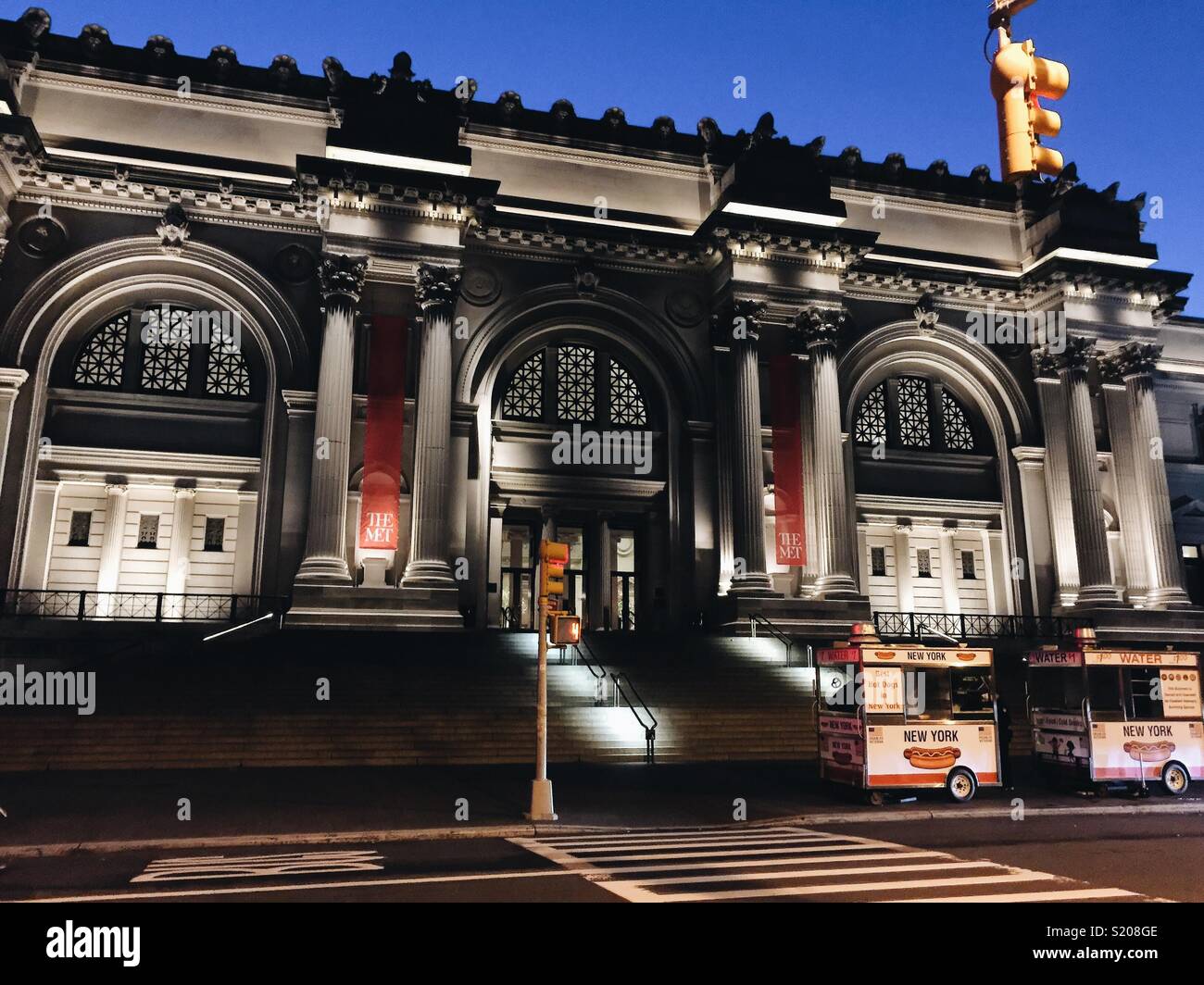 Met fifth avenue hi-res stock photography and images - Alamy
