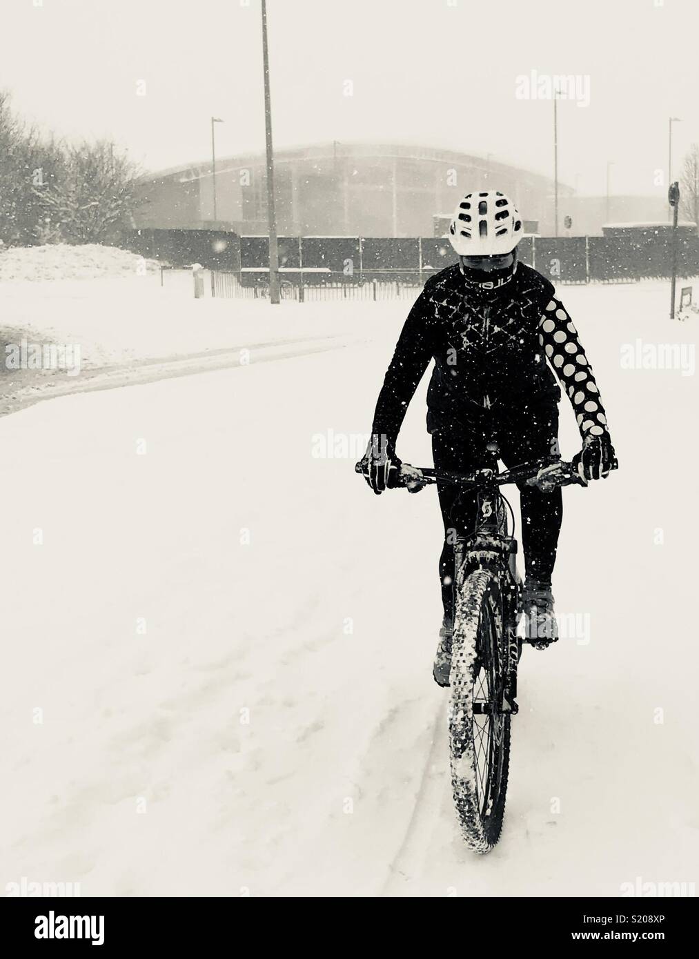 Snow commuting hi-res stock photography and images - Alamy