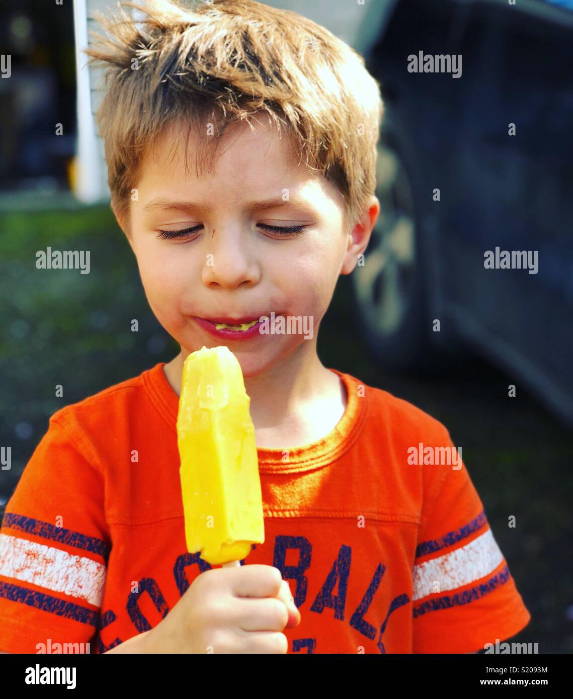 Eating popsicle hi-res stock photography and images - Alamy