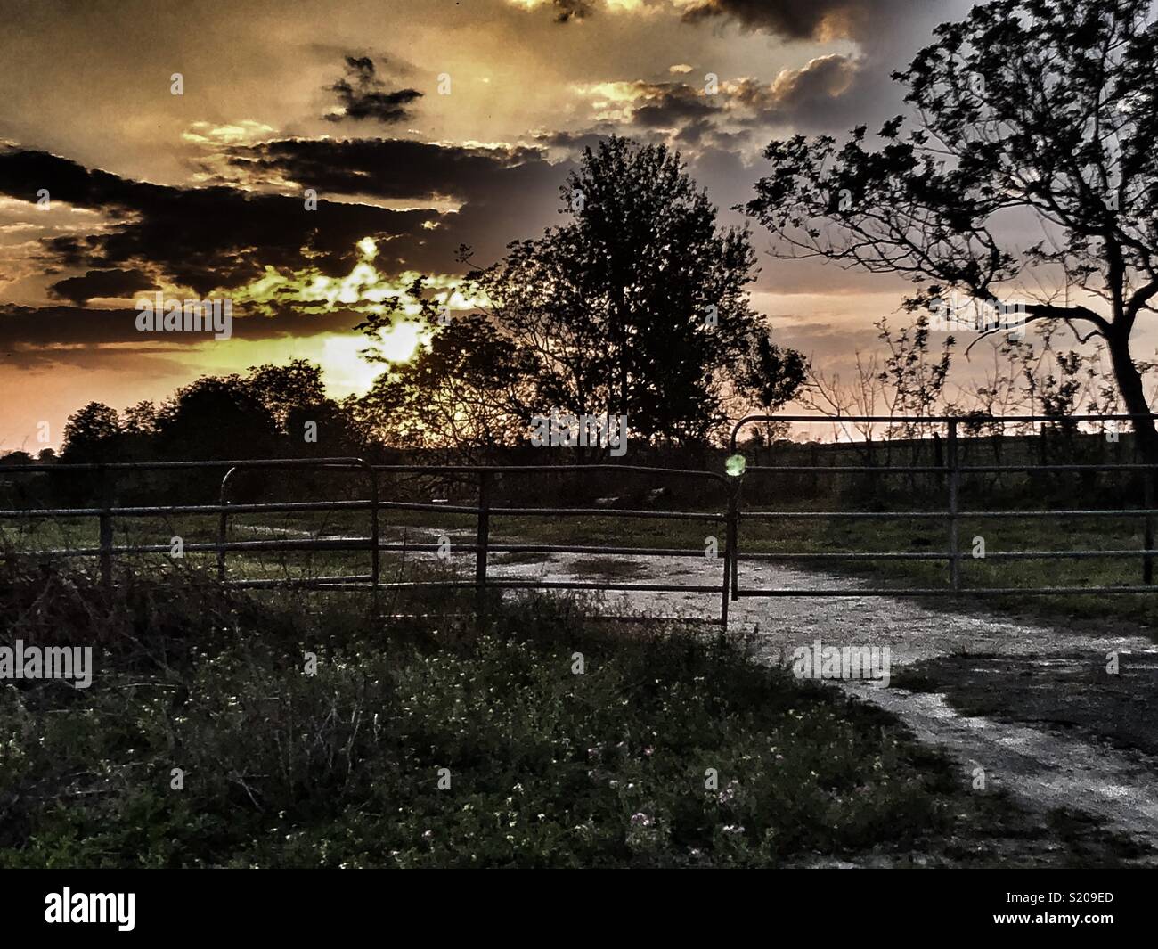 Country gates hi-res stock photography and images - Alamy