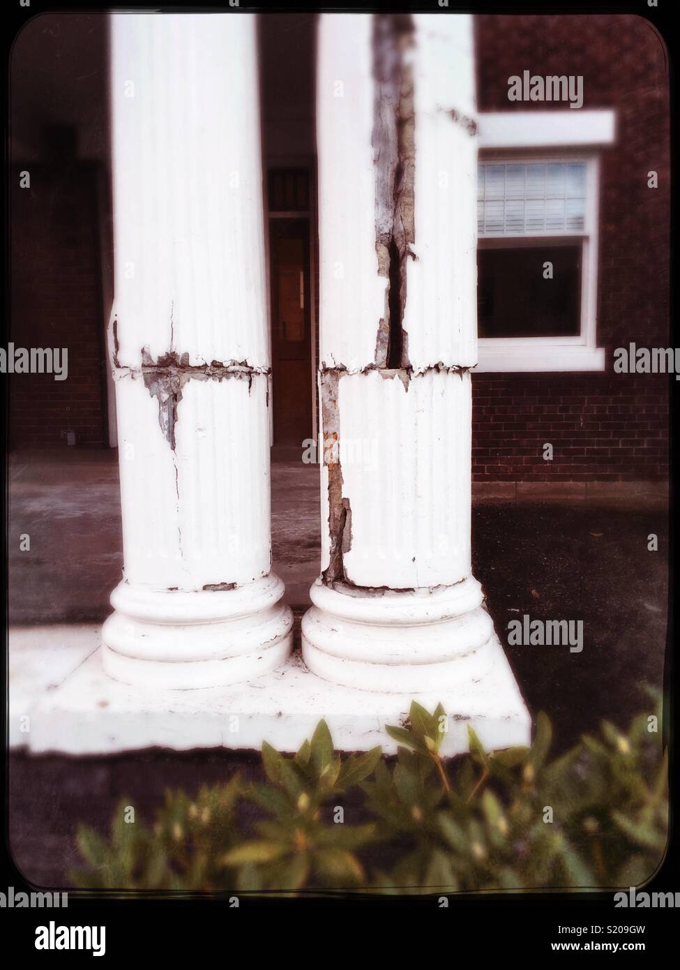 Broken columns hi-res stock photography and images - Alamy