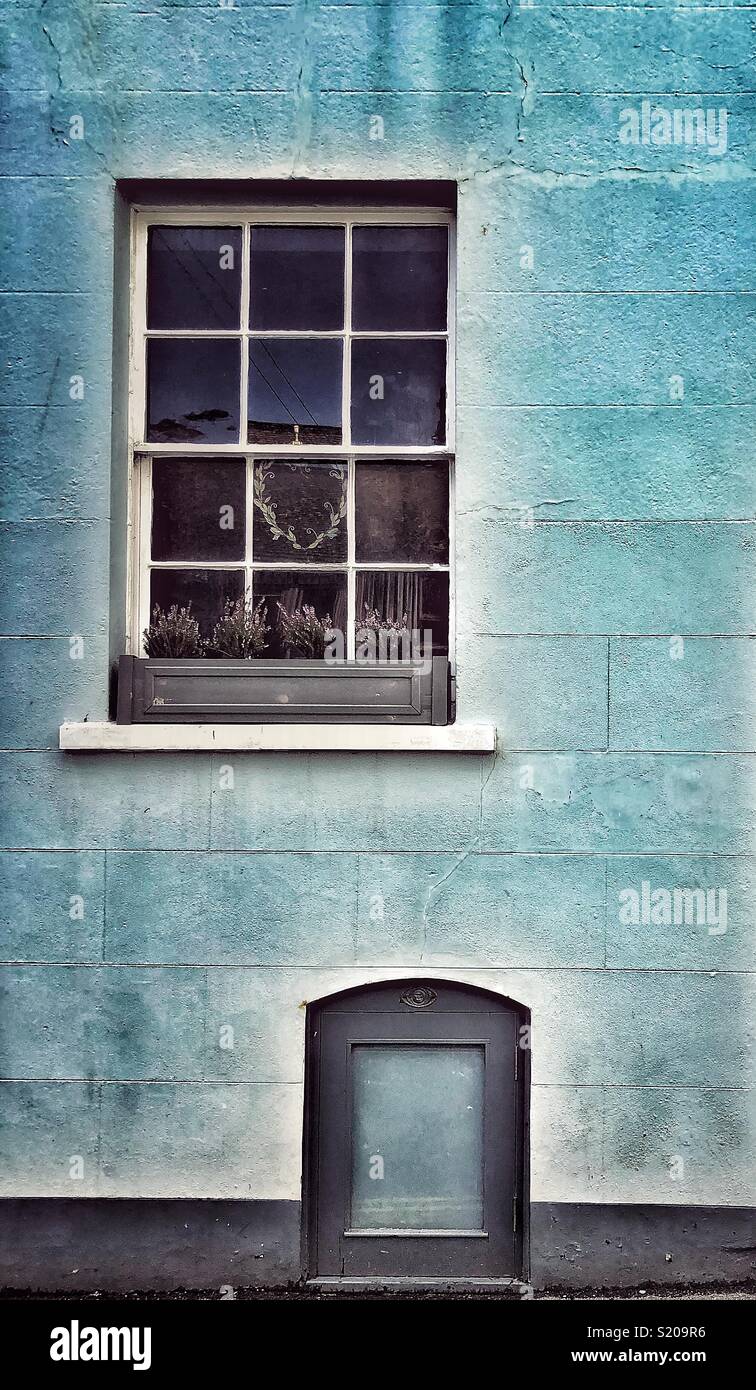 Blue cottage window hi-res stock photography and images - Alamy