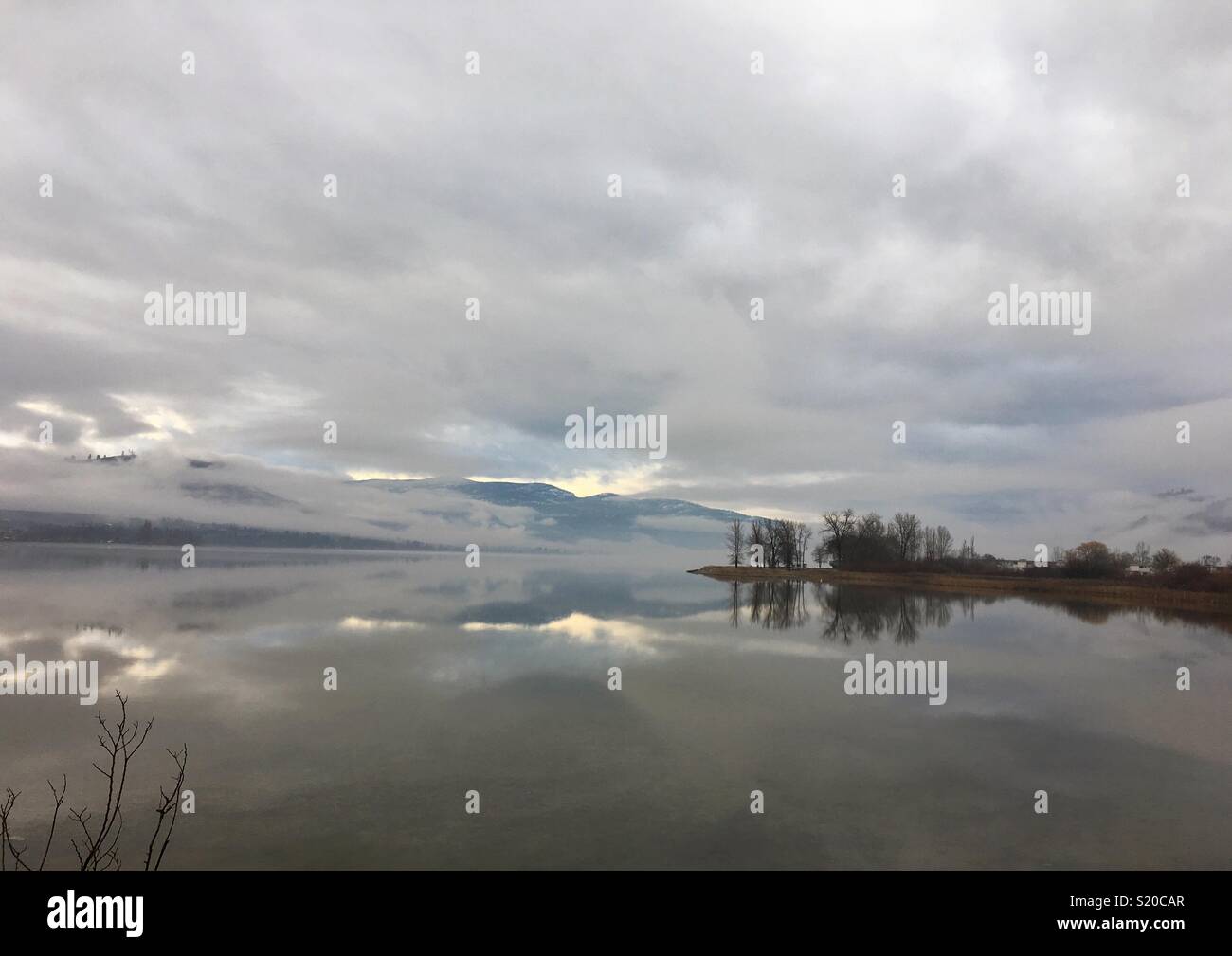 A moody Lake Osoyoos morning Stock Photo - Alamy
