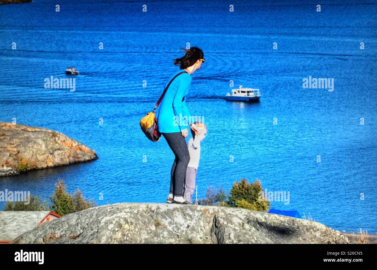 Child watching boats hi-res stock photography and images - Alamy