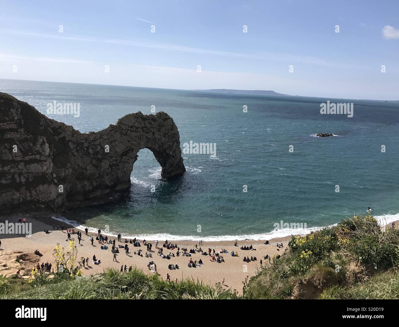 Durdle door blue sky hi-res stock photography and images - Alamy