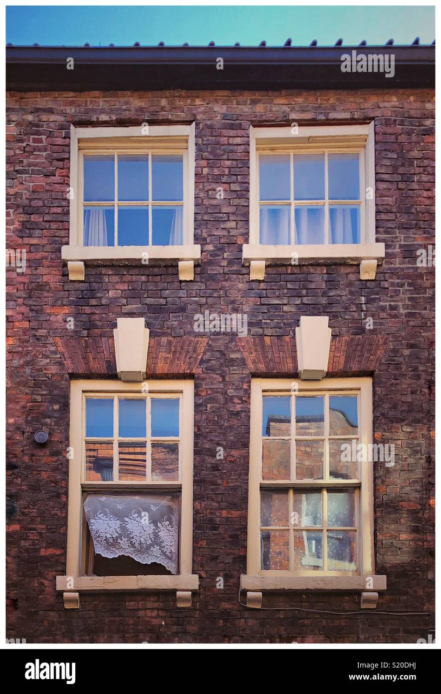 Sash windows house hi-res stock photography and images - Alamy