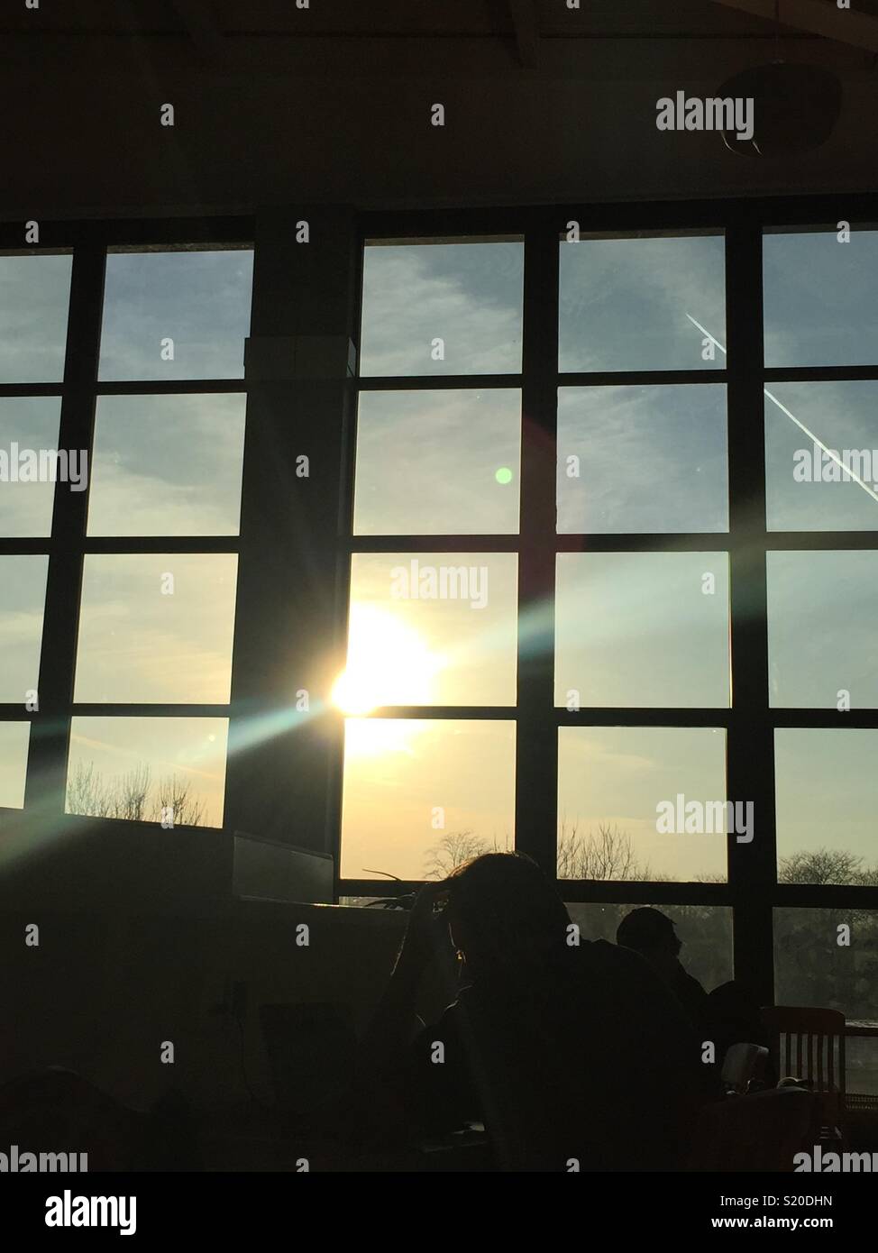 Sunset plane window hi-res stock photography and images - Alamy