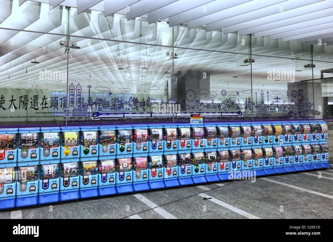 Candy machines hi-res stock photography and images - Alamy