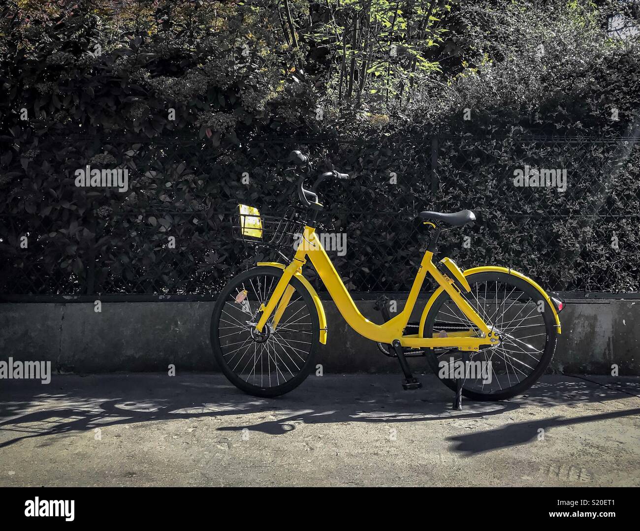 Yellow bike hi-res stock photography and images - Alamy
