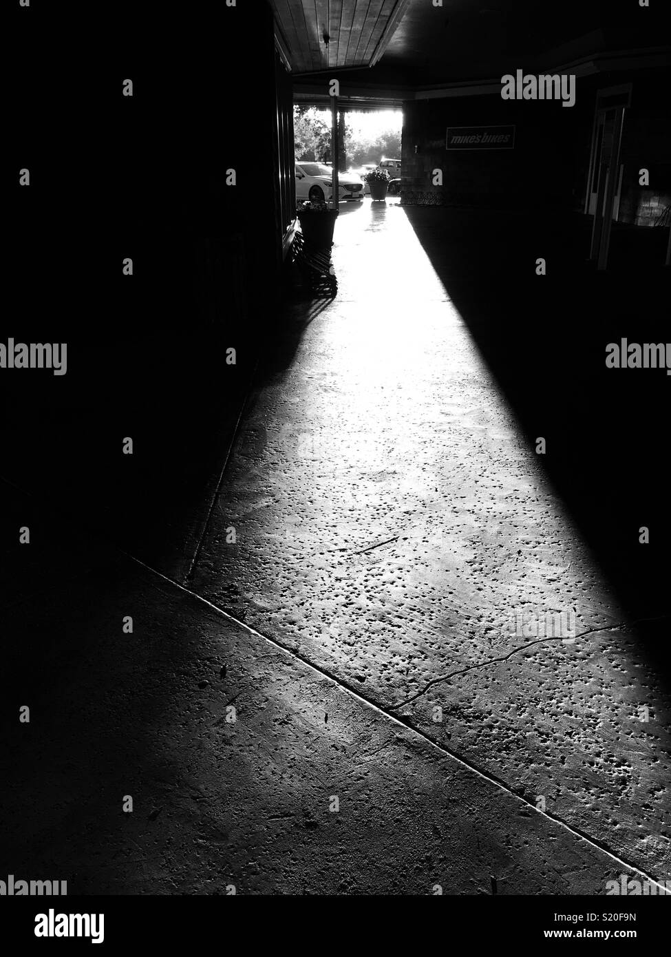 Walkway in between buildings hi-res stock photography and images - Alamy