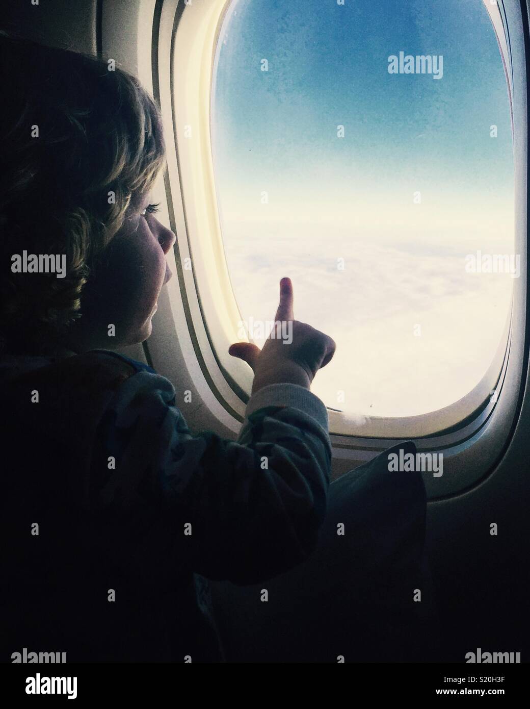 Kid looking up clouds hi-res stock photography and images - Alamy