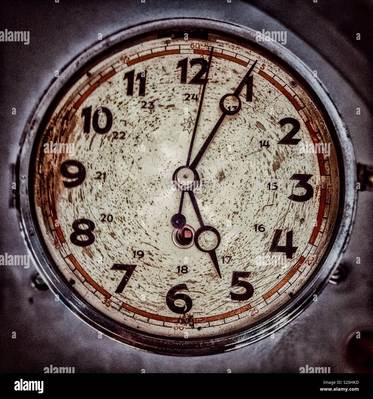 Analog clock hi-res stock photography and images - Alamy