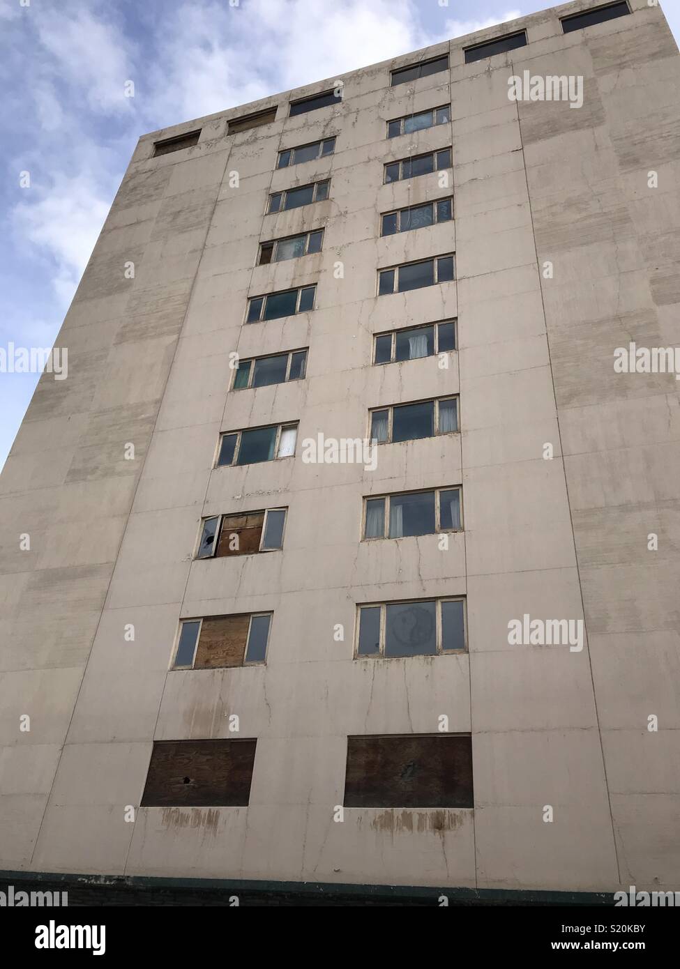 Old apartment building windows hi-res stock photography and images - Alamy