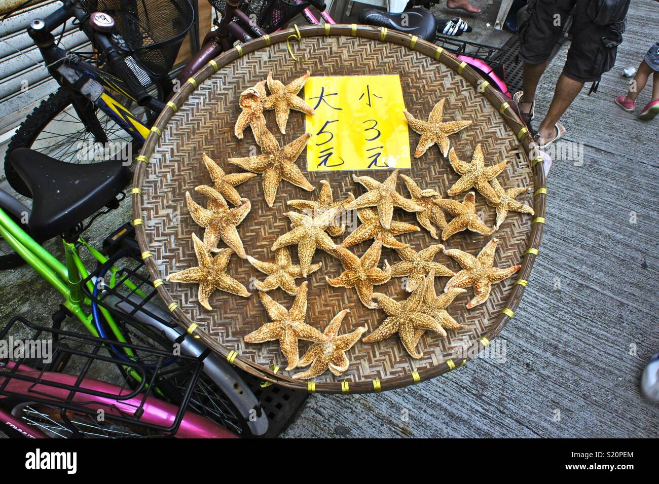 Deep fried starfish Stock Photo - Alamy